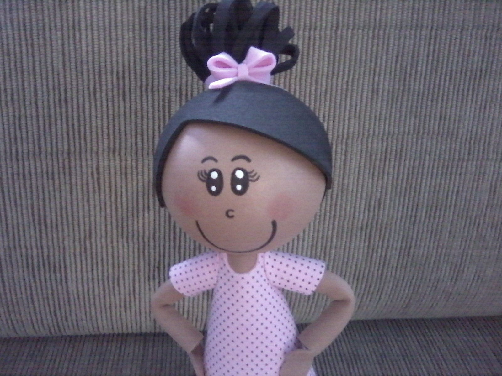 Monique Arte em E.V.A: Boneca em eva 3D - com coque Rosa - Marrom